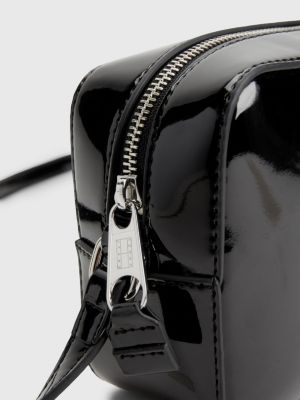 Crossbody Kameratasche Mit Lack Finish Schwarz Tommy Hilfiger