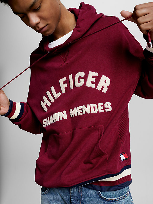 Tommy Hilfiger x Shawn Mendes Logo Hoody | RED | Tommy Hilfiger Tommy Hilfiger x Shawn Mendes Logo Hoody | RED | Tommy Hilfiger